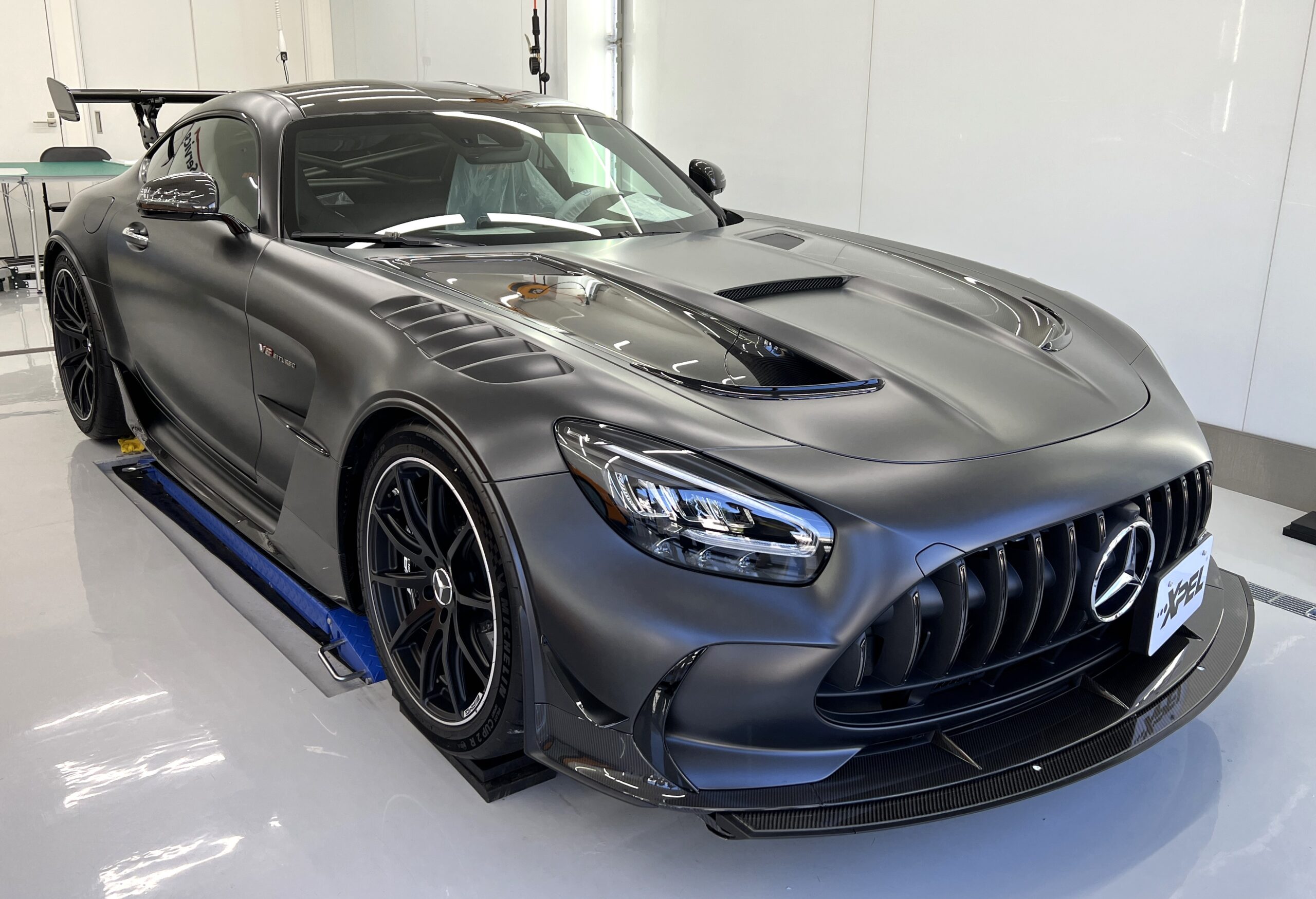 【公式サイト】輸入車買い取り販売店スマートオート | メルセデスベンツ・AMG GT ブラックシリーズ の車体全体とフロントガラスに ...